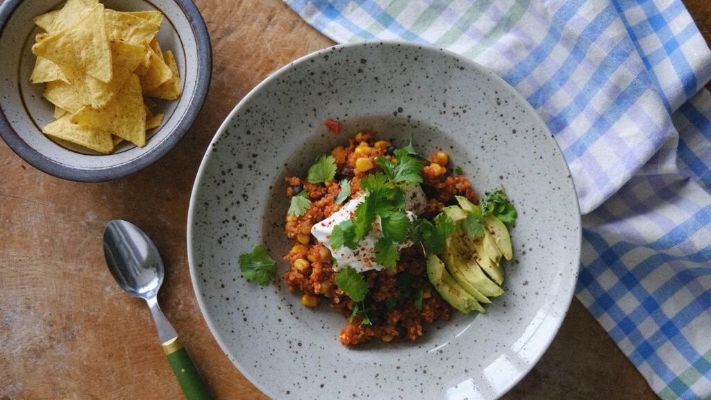 Vegansk CHILIGRYTA med MAJSCHIPS - Slice Weekly